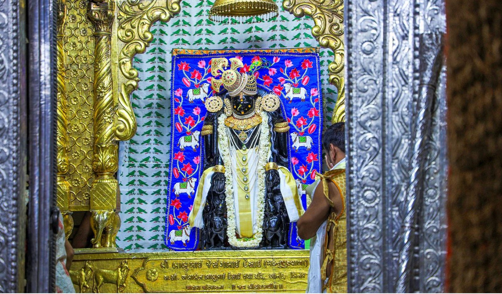 Shree Dwarkadhish Temple Dwarka | History, Timings, Travel Guide