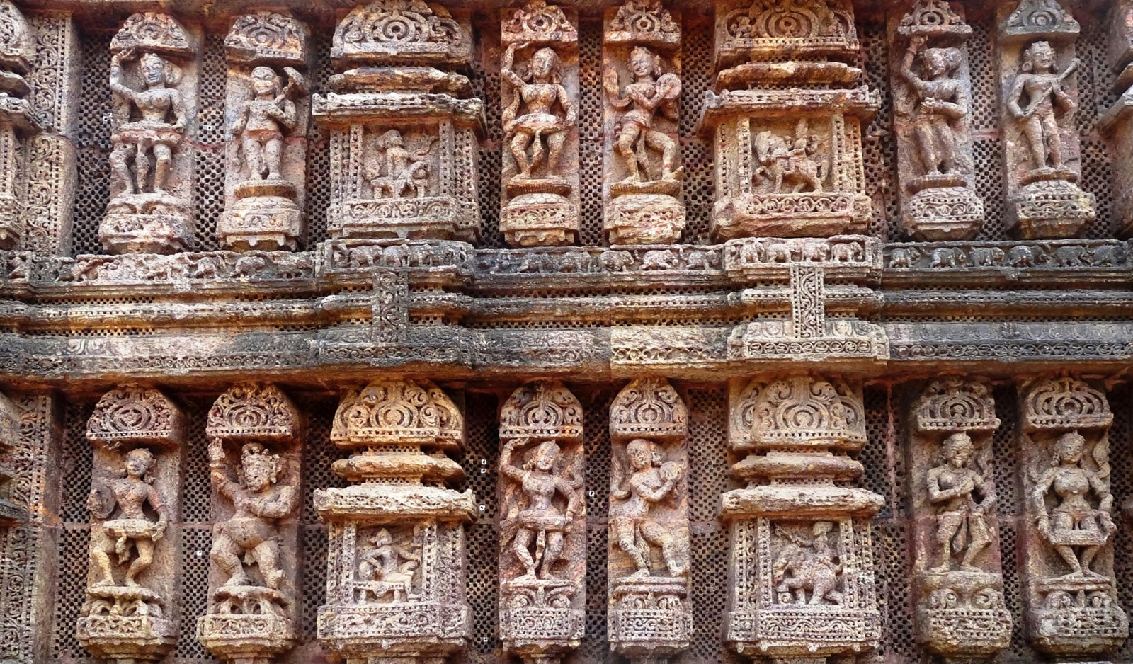 Konark Sun Temple – A Complete Guide to Odisha’s Timeless Sun-Carved Wonder